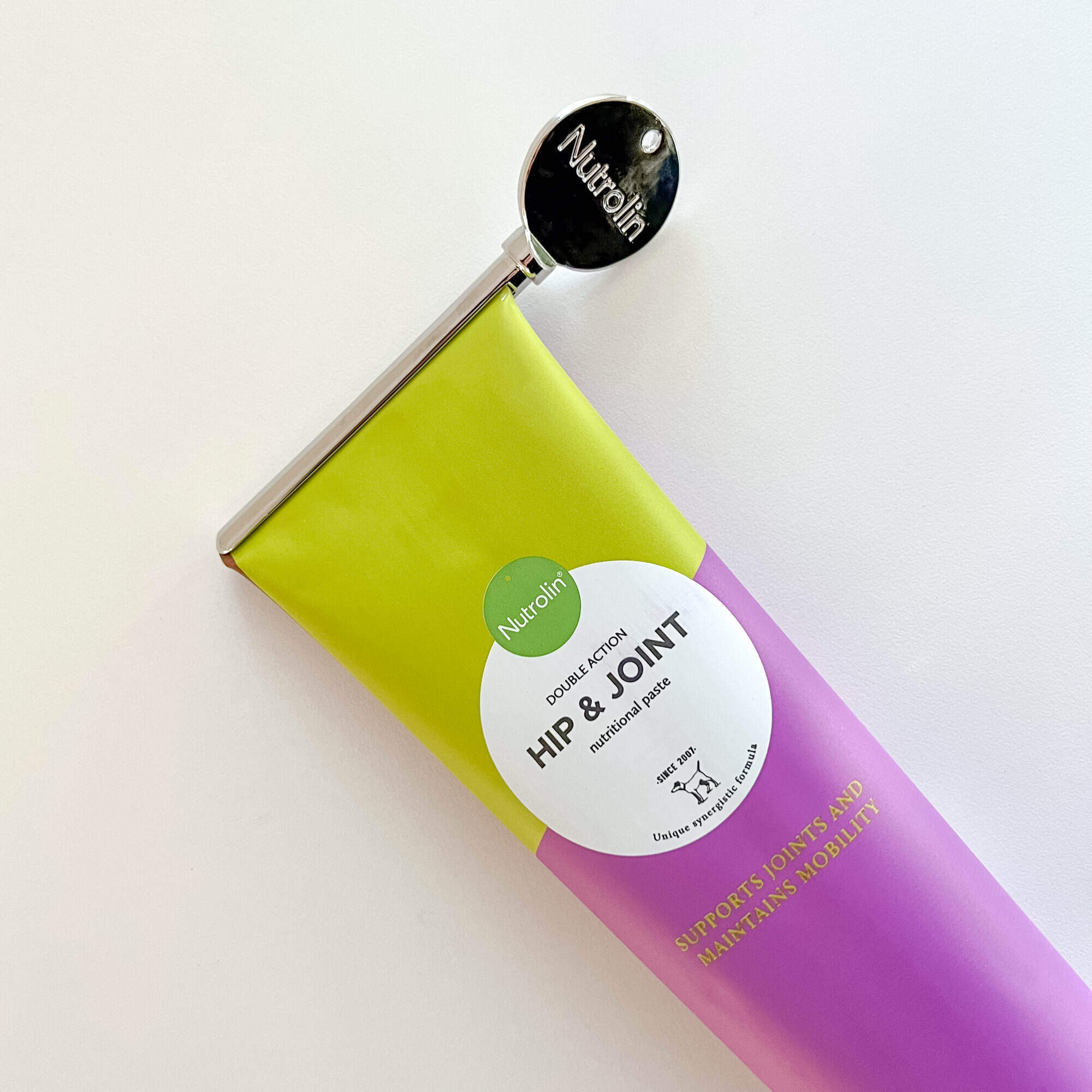 The convenient Nutrolin HIP & JOINT paste takes over